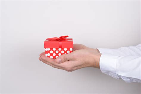 사이드 프로 파일 손 고립 된 회색 배경에서 사진 초상화의 손 잡고 폐쇄 현재 상자를 닫습니다 가리키기에 대한 스톡 사진 및