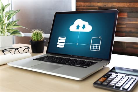 라이브 스트리밍 백업 다운로드 복사본 데이터 컴퓨팅 디지털 데이터 전송 스트리밍 다운로드 파일 공유 개념에 대한 스톡 사진 및 기타 이미지 Istock