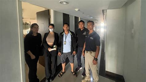 ジョグジャカルタのアパートで警察に逮捕されたときのシスカエの登場