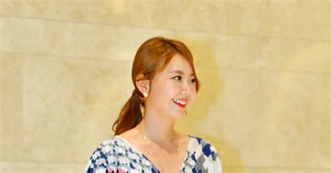 포토엔 임성언 비율 돋보이게 하는 짧은 스커트