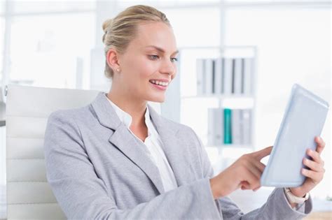 Premium Photo Smiling Businesswoman Using Tablet
