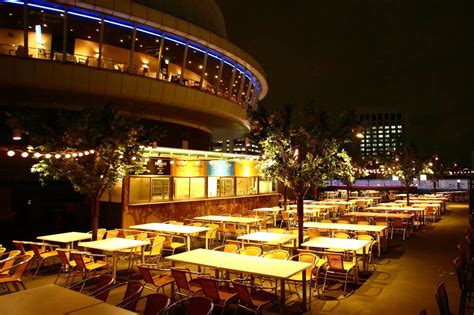 東京會舘「銀座スカイビアテラス」ジンカクテル＆“ふわとろ”オムライスを楽しむビアガーデン ファッションプレス