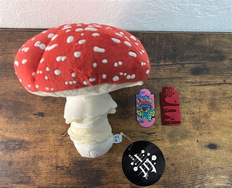 毒展 オリジナルグッズ ベニテングダケぬいぐるみ マグネットクリップ メルカリ