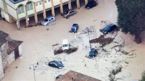 ایټالیا کې د سختو اورښتونو پر مهال اته کسانو ژوند بایللی