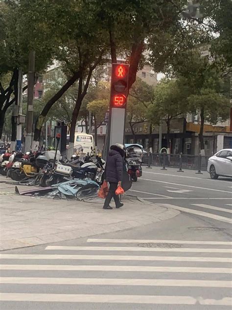 乐平一把伞累了百姓苦了警察蜀黍但是他却笑了 手机搜狐网