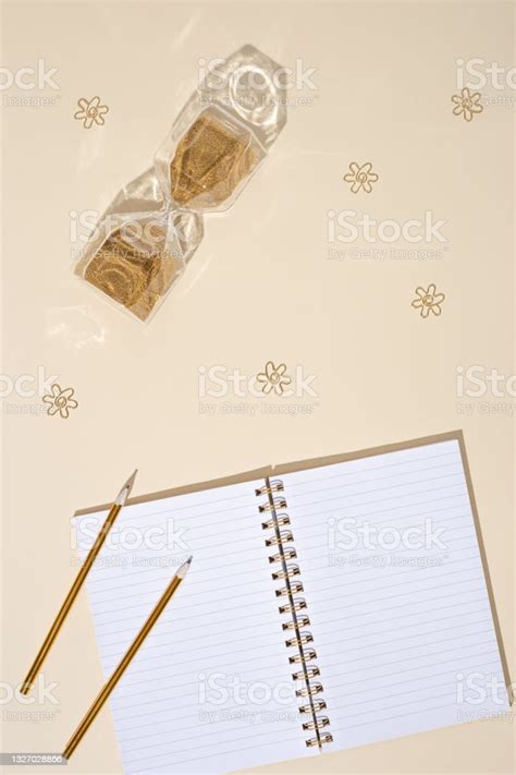 빈 페이지 모래 시계 및 연필오픈 스쿨 노트북의 상단 보기 가을 색조가있는 작업 공간 집 0명에 대한 스톡 사진 및 기타 이미지 Istock