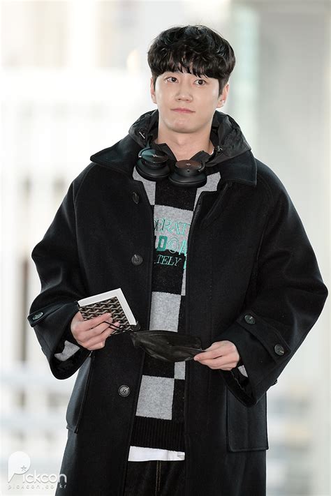 이준영 공항 패션에 명품 헤드폰 못 빠져 포토