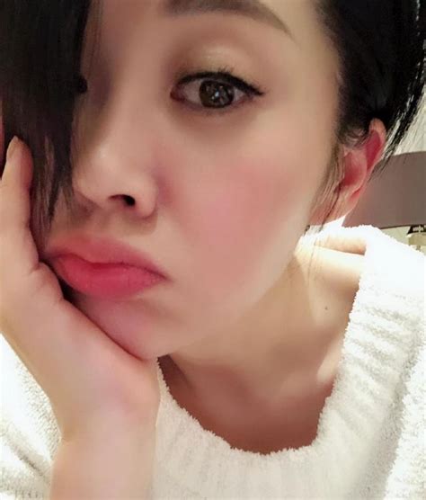 49歲許晴梳嗯哼同款少女辮，嘟嘴賣萌笑容甜美，網友盛讚永遠的公主 每日頭條