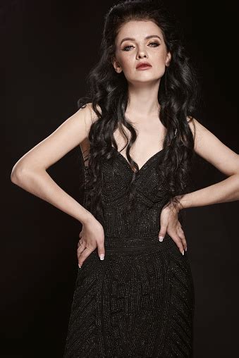 아름 다운 윤 주 근 깨를 가진 여자 초상화를 닫습니다 화장품 얼굴 아름다움과 향수 개념입니다 갈색 머리에 대한 스톡 사진 및