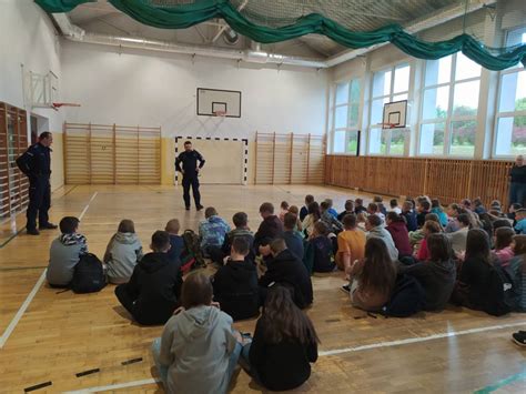 Bezpieczne wakacje spotkanie z policjantami Publiczna Szkoła