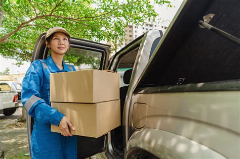 픽업 트럭에서 소포 상자를 들고 파란색 유니폼과 야구 모자를 입은 중성인 아시아 여성 택배 파란색에 대한 스톡 사진 및 기타 이미지 파란색 픽업 트럭 45 49세