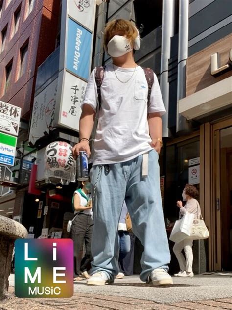 Lime松尾 頼武作曲家｜bershkaのデニムパンツを使ったコーディネート Wear