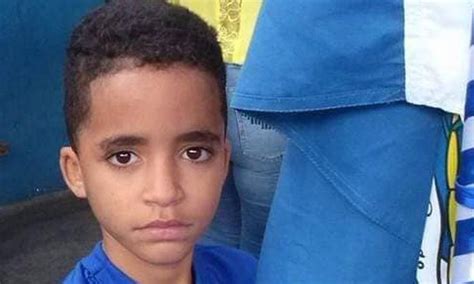 Corpo de menino de 12 anos baleado durante operação da PM na Baixada é enterrado Jornal O Globo