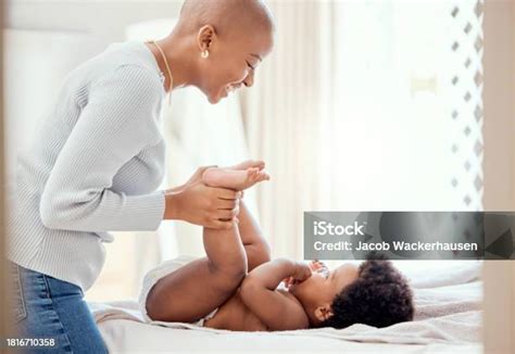 아기 기저귀 청소나 보살핌을 위해 집 침실에서 엄마와 함께 갈아줍니다 흑인 가족 어린이 및 유아가 발달을 위해 여성 부모와 함께