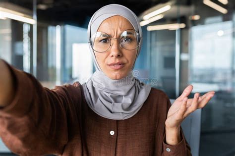 Una Mujer De Negocios Preocupada Con Hijab En El Cargo Y Hablando En