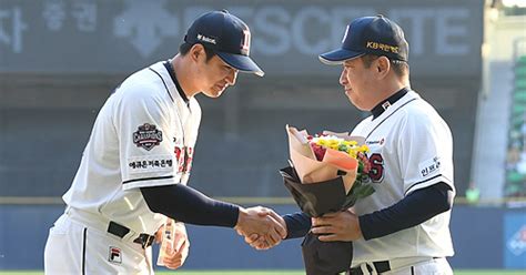 김태형 감독 김재환 기록 축하해 Mk포토