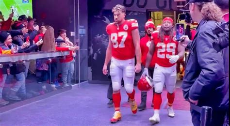 Video Concerned Fans Think Something Is Seriously Wrong With Travis