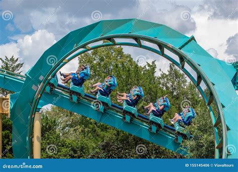 Gente Que Goza Sorprendiendo El Roller Coaster De Kraken Durante