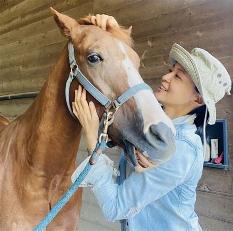 黒谷友香さん東京と千葉の二拠点生活 乗馬ガーデニングDIYと好きなものに囲まれた暮らし マネーポストWEB