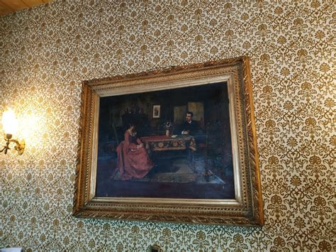 גבר ואישה ישובים ליד שולחן