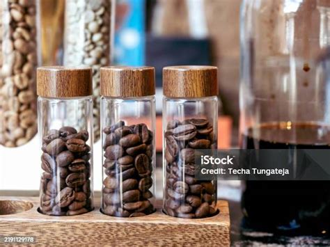 클로즈업 커피 유리관 근처 커피 유리 병 장식 카운터 바 통 카페 또는 커피숍 배경 커피를 만들기 위한 재료 컨셉 0명에 대한 스톡 사진 및 기타 이미지 Istock