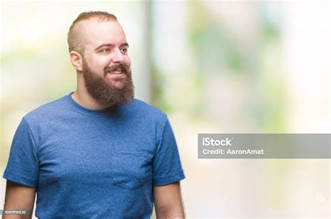 격리 된 배경 얼굴 자연의 표현에 미소 쪽으로 멀리 보고 이상 젊은 백인 Hipster 남자 자신감을 웃 고 있다 감정에 대한