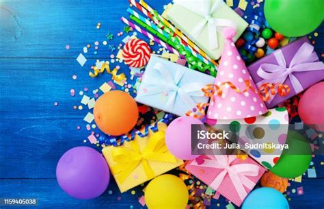 파란색 나무 테이블 꼭대기 보기에 선물 또는 선물 상자 휴일 용품 및 색종이의 힙 생일 파티 배경입니다 개념에 대한 스톡 사진 및 기타 이미지 Istock