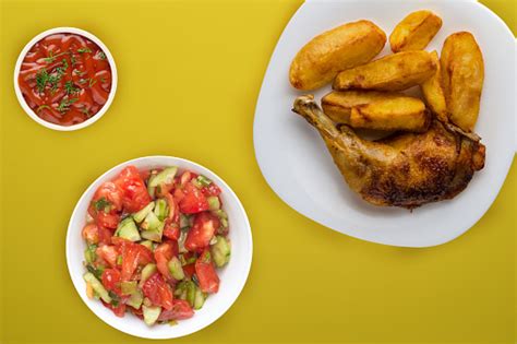 야채 샐러드와 소스와 컬러 배경에 흰색 접시에 구운 닭고기와 감자 튀김 패스트 푸드 최고 보기입니다 건강에 해로운 음식 가금류에