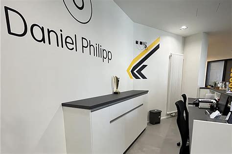 Modern Living Room Mit Klassischen Sichtbetonoberflächen