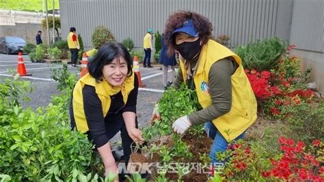 지구 온난화를 맞기위해 행사로 광양 지속가능발전협의회 탄소중립 실천 나무심기 행사개최
