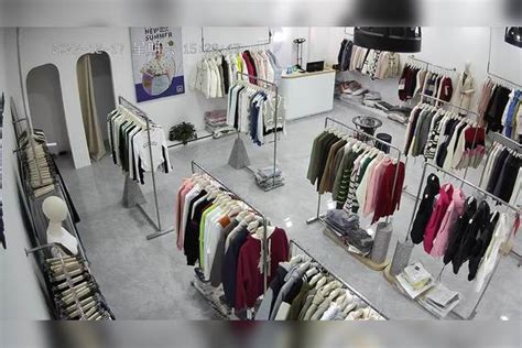 女店员自曝午睡时被一男子猥亵 监控拍下该男子接近她有提裤子动作