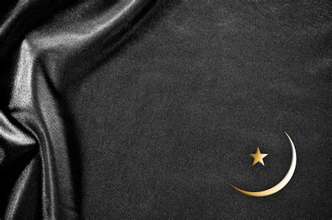 라마단 이드 아이피트르 새해 무하람 이슬람 종교 크레센트 문과 어두운 검은 패브릭 배경에 스타 실루엣과 상징 텍스트 프레젠테이션을 추가하기 위한 공간을 복사합니다 0명에