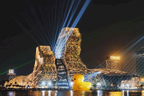 高雄免費新景點黃色小鴨金呱閃閃燈光秀繽紛璀璨點亮愛河灣期間限定如夢似幻別錯過 好想去喔
