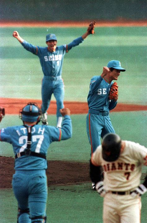 【巨人】阿部監督、始球式で姜建銘氏の捕手務め、打席にobの呂明賜氏迎える 郭泰源氏と握手も プロ野球写真ニュース 日刊スポーツ