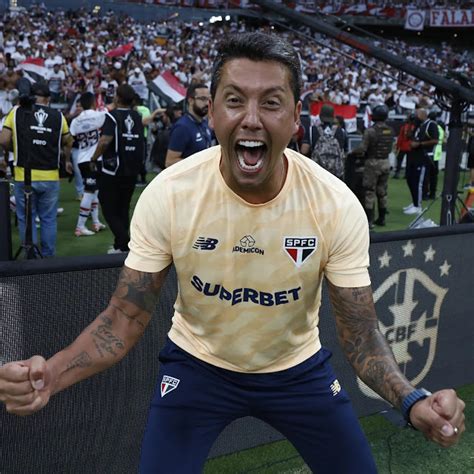 Veja O Momento Do Banho Em Thiago Carpini Durante Coletiva Após O Título