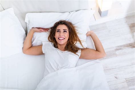 Imagem De Uma Jovem Bonita Sorrindo Deita Se Dentro Da Cama Olhos