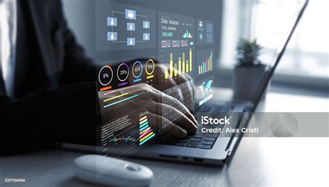 금융 비즈니스 데이터 분석 그래프 대시보드 관리 데이터 수입 운영 및 판매 데이터를 따르기 위해 데이터베이스에 연결된 시스템 Kpi입니다 Kpi 대시보드를 사용하는 사업가