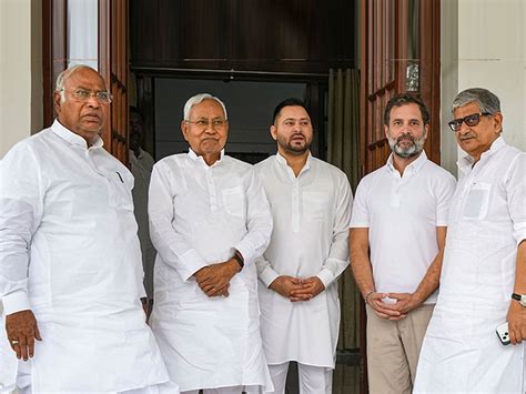 महाआघाडीच्या नेत्यांवर भरबैठकीत नितीश कुणार भडकले आमदारांना दिला थेट