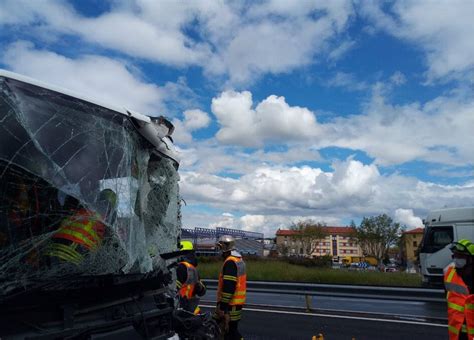 Rhône Loire Collision entre deux camions et un bus scolaire sur l A à Givors trois blessés