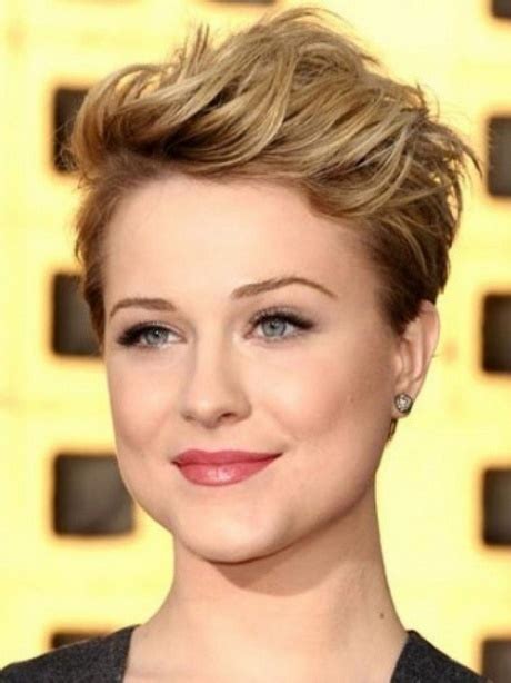 Coupe De Cheveux Court Femme Ronde