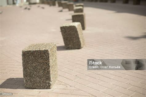 주차 기둥 포장 도로에서 자동차의 울타리 도시의 돌 장애물 0명에 대한 스톡 사진 및 기타 이미지 0명 강철 거리