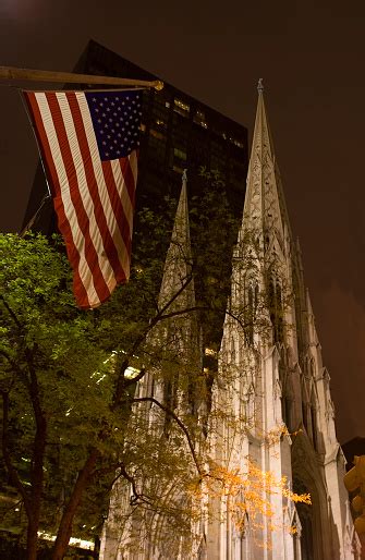 Bendera Malam Katedral St Patrick Kota New York Foto Stok Unduh