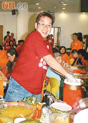 阿倫捉關楚耀做義工 東方日報
