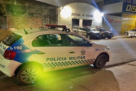 Foragido luta policial tenta pegar arma e quebra viatura para não