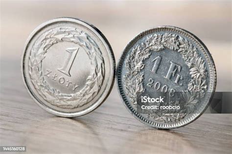 1 즐로티 동전과 1 스위스 프랑 동전 폴란드와 스위스의 동전 금융에 대한 스톡 사진 및 기타 이미지 금융 낮음 더미 Istock