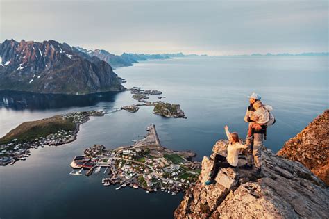 노르웨이의 Reinebringen 산 정상에서 로포텐 섬 엄마 아빠 아이 여행 가족 여행 활동적인 여름 휴가 모험 여행 건강한 라이프 스타일 부모 아이 관광 전망 2명에