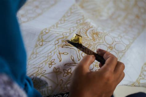 The Process Of Making Indonesian Batik With The Parang Batik Motif