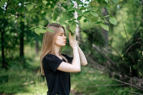 명상과 자연과의 상호 작용 연습 녹색 숲에서 소녀 공원에 대한 스톡 사진 및 기타 이미지 공원 균형 나무 Istock