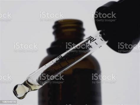 도심 오일 마리화나 수 지 라이브 추출 흰색의료 마리화나 개념 클로즈업 절연 컨테이너 0명에 대한 스톡 사진 및 기타 이미지
