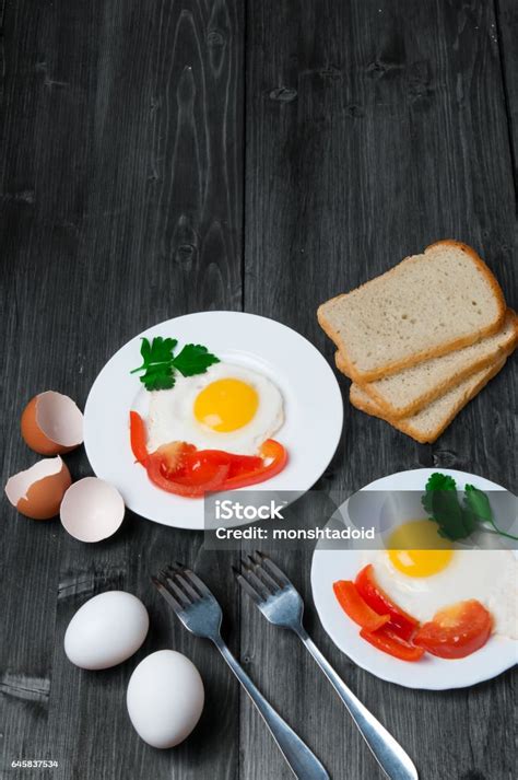 건강 한 아침 식사 나무 테이블과 채소 달걀 토마토와 후추와 빵 3 조각 계란 튀김 0명에 대한 스톡 사진 및 기타 이미지